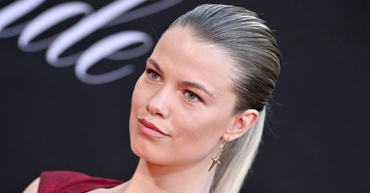 Hailey Clauson Flaunts Legs for Days, Pairs Black Mini Dress With ... Hailey Clauson Flaunts Legs for Days, Pairs Black Mini Dress With ...