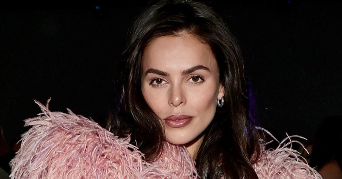 2023 Si Swimsuit Model Brooks Nader Flaunts Toned Legs In White Mini