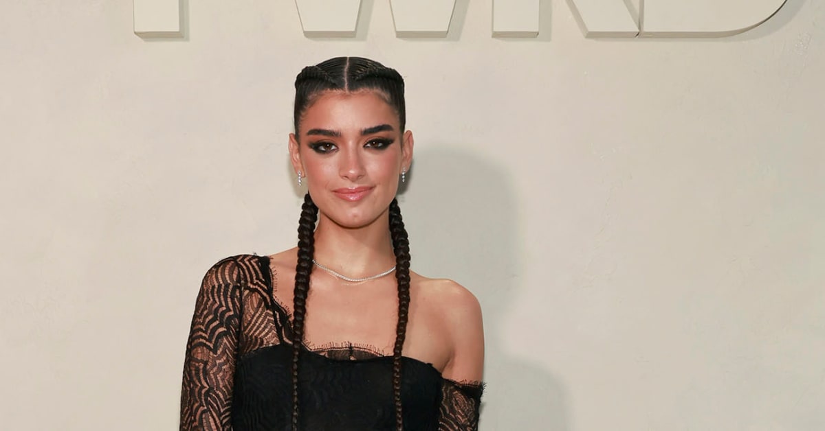 Dixie D’Amelio Is All Smiles in Squiggly Silver Two-Piece, Cowboy Hat ...